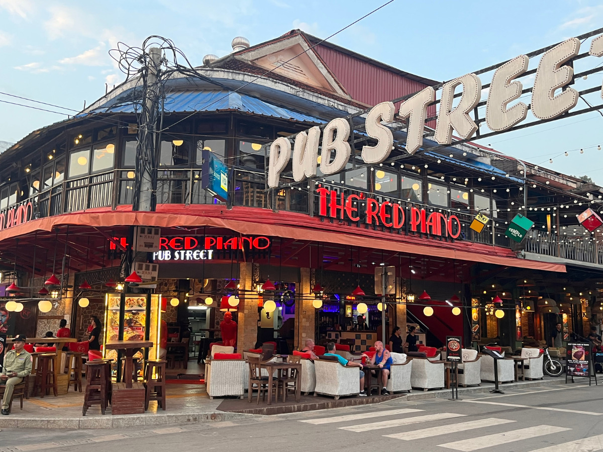 レッドピアノ[The Red Piano]シェムリアップのパブストリートの人気老舗 – CAMBODIA NOTE